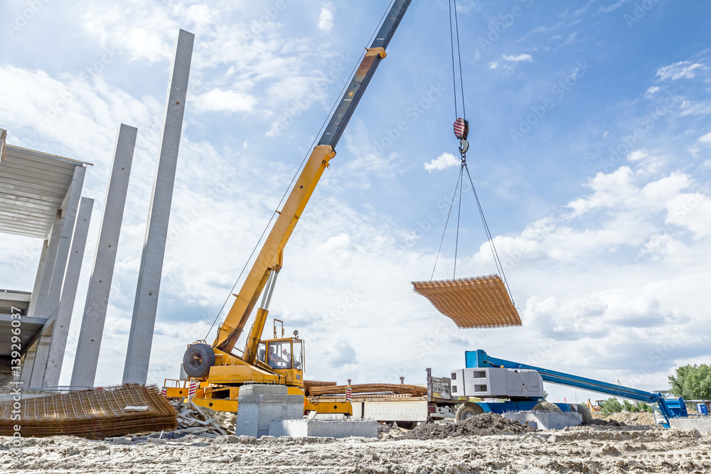 Mobile crane is carry pile of reinforcing mesh for concrete foto de ...