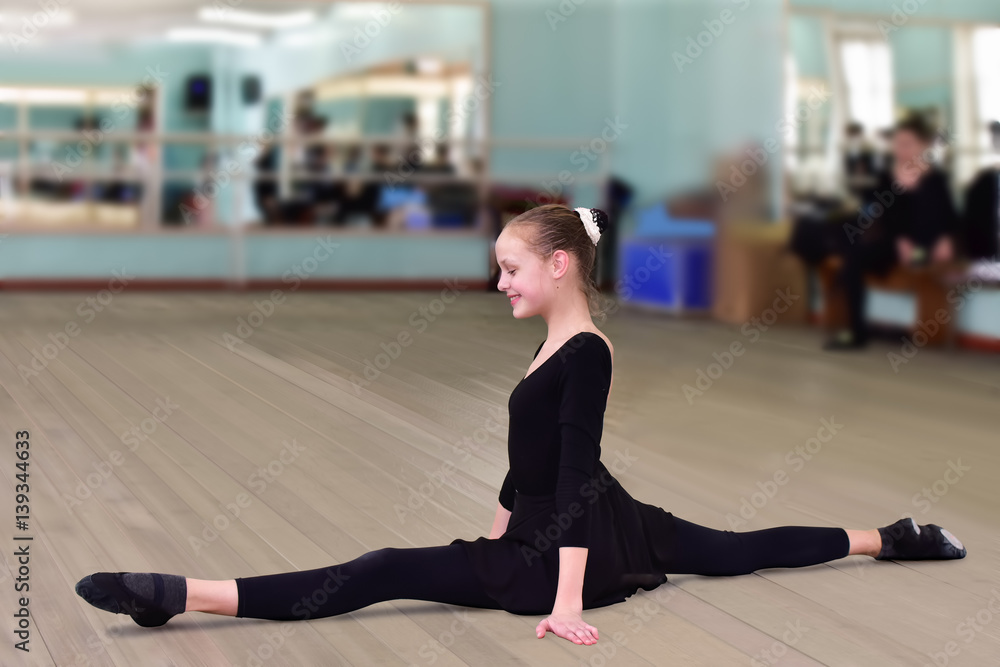 Choreography/Girl from dance class doing the job of the teacher - "sat ...
