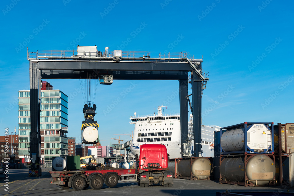 Beladung eines LKW mit einem Container Stock Photo | Adobe Stock