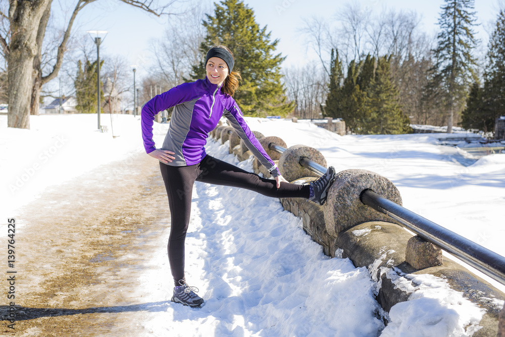 Winter running exercise. Runner jogging in snow. Stock-Foto | Adobe Stock