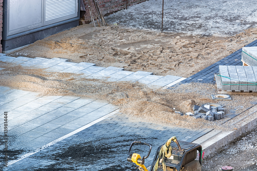 Kanalabdeckung im Betonfundament. Stock-Foto | Adobe Stock