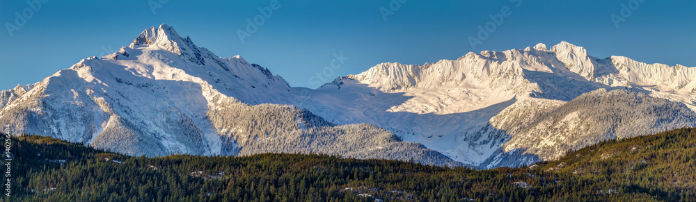 Tantalus Mountain Range Panorama from the scenic viewpoint on the Sea ...