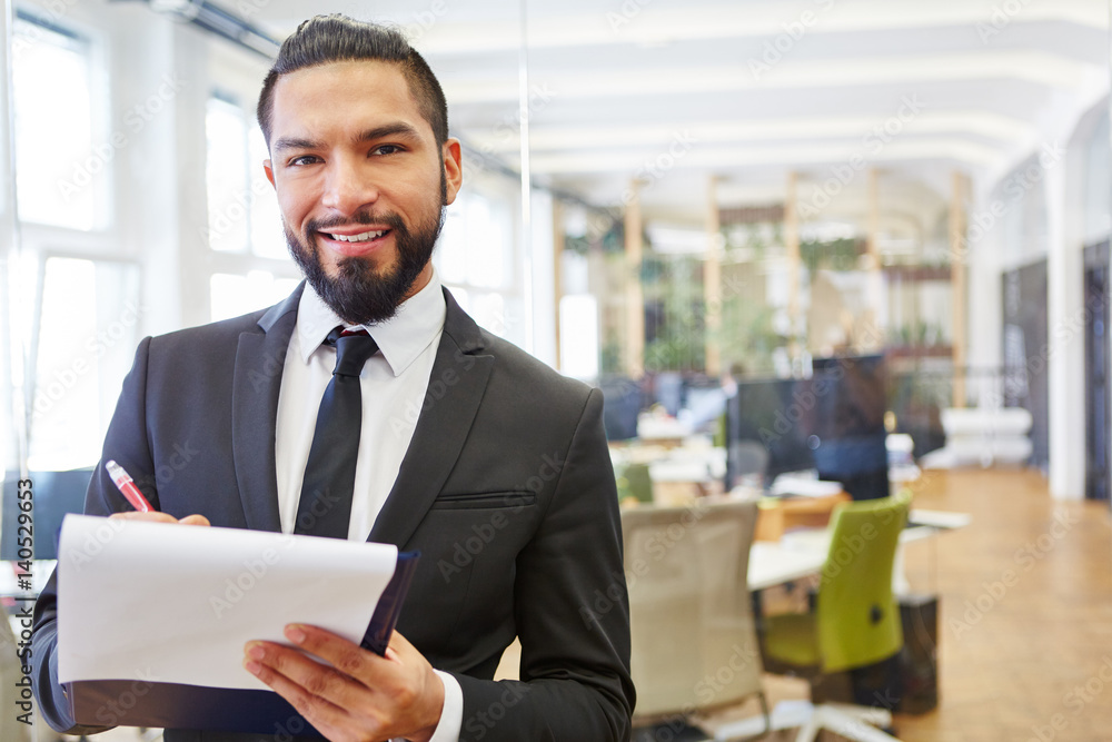 Berater im Consulting mit einer Checkliste Stock Photo | Adobe Stock