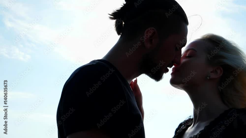 Vidéo Stock loving couple kissing in sunset, love in air, romantic couple in sunbeam, cute pair ...