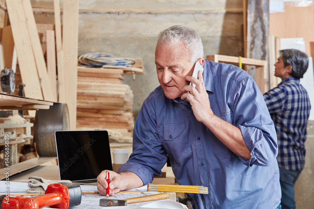 Senior als Handwerker telefoniert Stock Photo | Adobe Stock