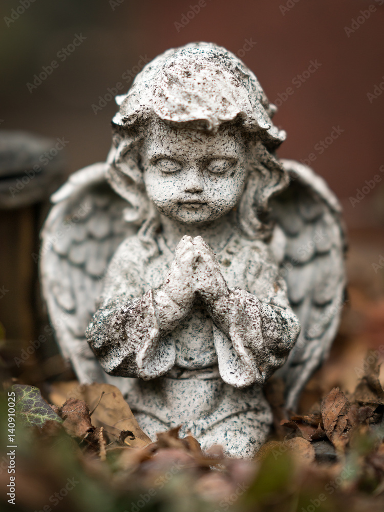 Kleiner Engel auf dem Friedhof Stock Photo | Adobe Stock
