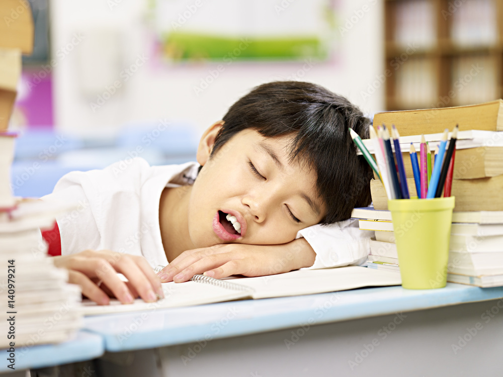 exhausted asian school boy falling asleep in classroom Stock-Foto ...