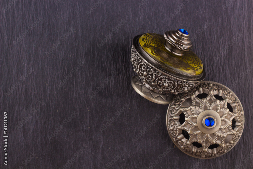 Silver Oriental Artisitc Arabian Oud Perfume / Arabian Oud Perfume with ...