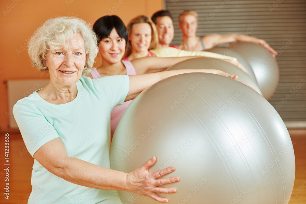 Seniorin macht Übung mit Ball Stock Photo | Adobe Stock