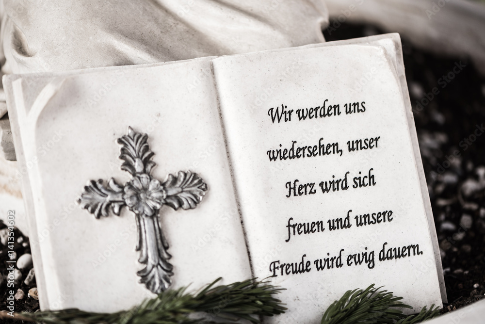 Foto de Buch aus Stein mit der Inschrift "Wir werden uns wiedersehen ...