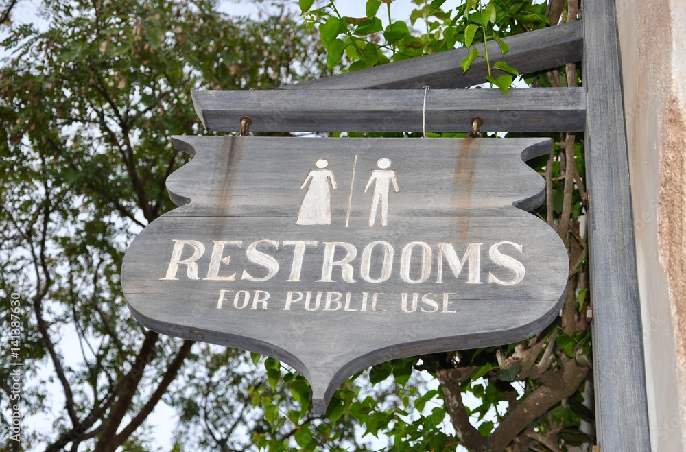 Restrooms for public use sign made of wood foto de Stock | Adobe Stock