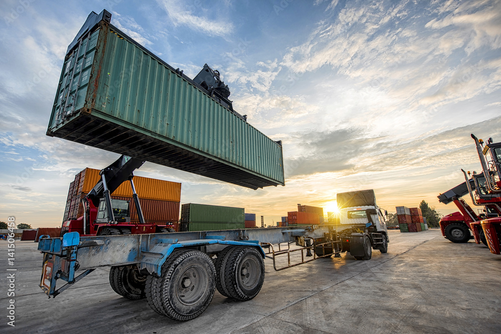 Fotografía unit of container lifting off from trailer by stacker ...