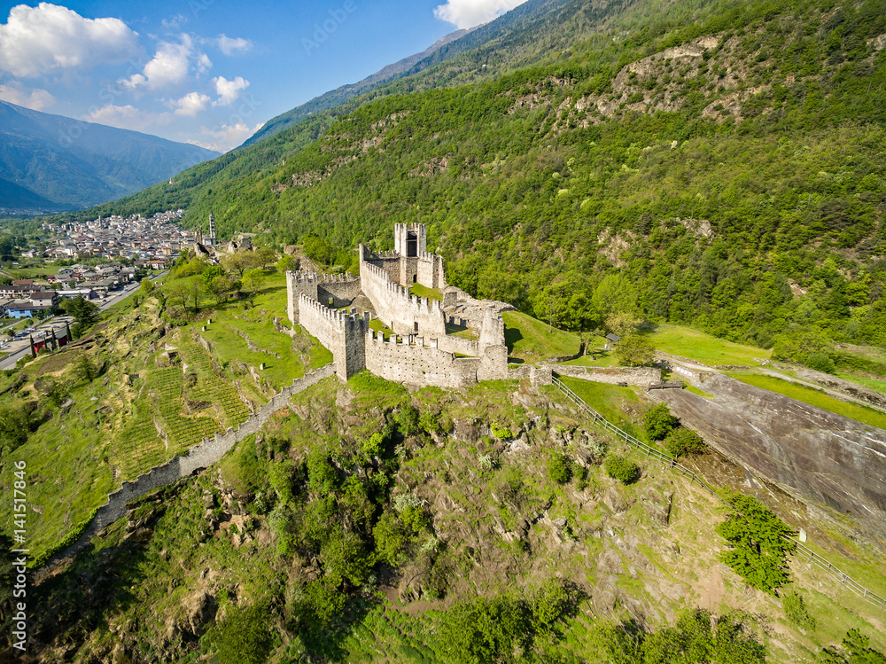 Grosio - Valtellina (IT) - Castello Nuovo e San Faustino - Parco delle ...
