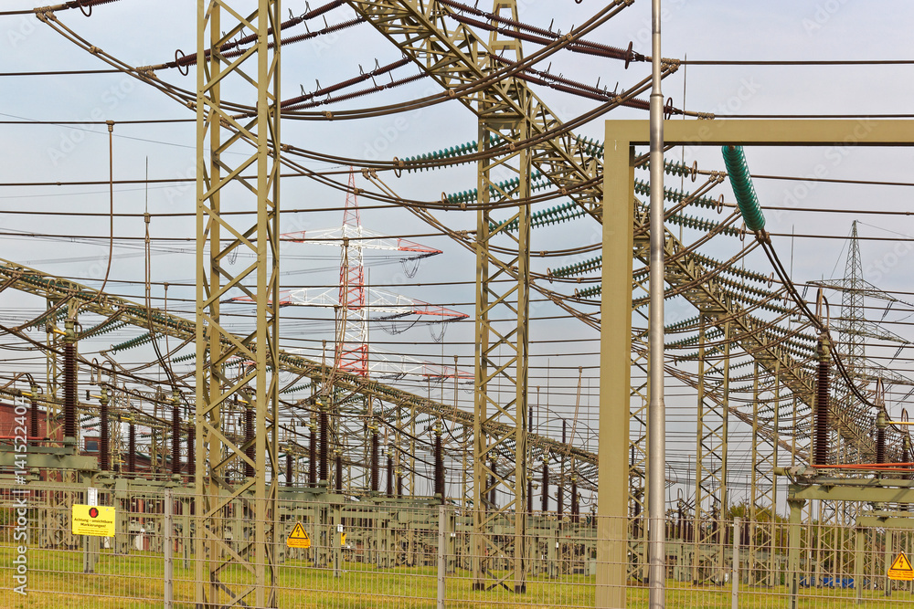Hochspannungs-Umspannwerk mit Transformatoren Stock Photo | Adobe Stock