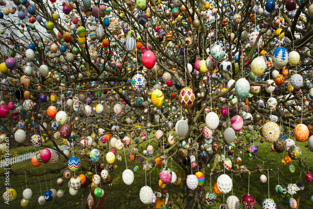 Der Osterbaum von Volker Kraft in Saalfeld Stock-Foto | Adobe Stock