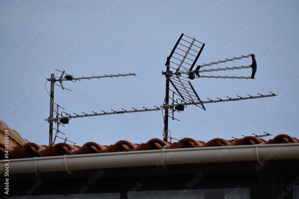 Antennes de télévision sur un toit Stock Photo | Adobe Stock