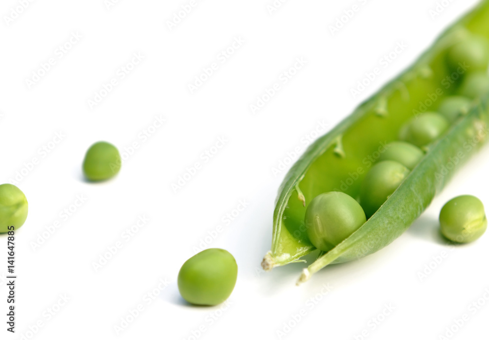 gros plan sur petits pois dans leur gousse sur fond blanc Stock-Foto ...