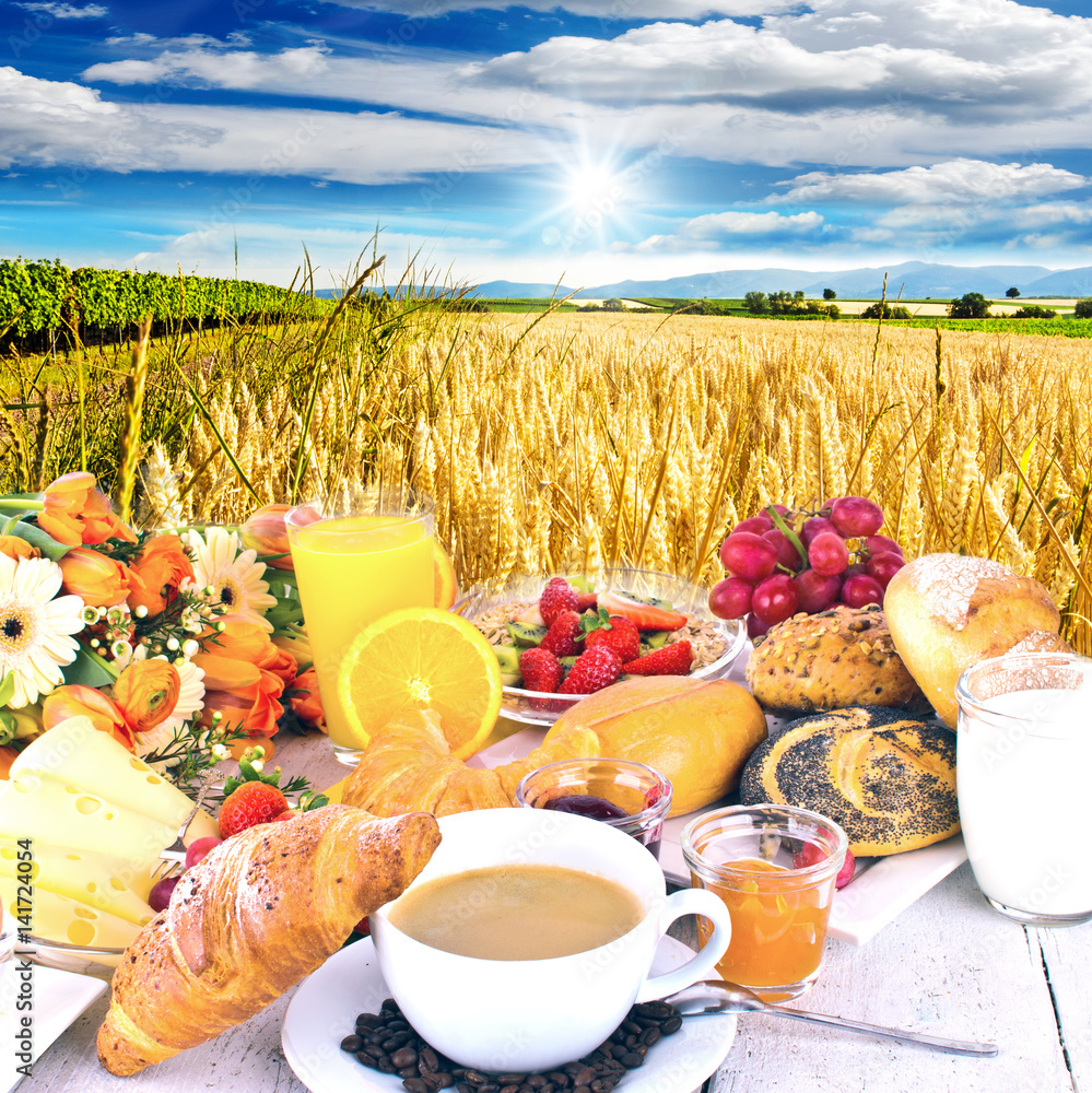 Good morning, have a picnic outdoors: healthy, delicious breakfast to ...