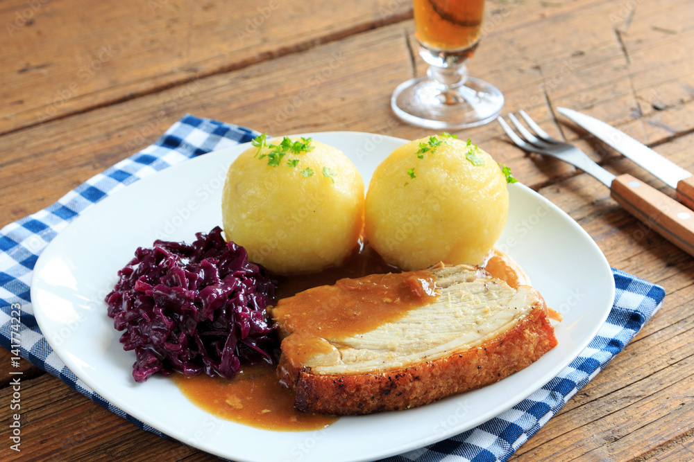 deftiger Schweinebraten mit Knödeln und Rotkohl Stock Photo | Adobe Stock