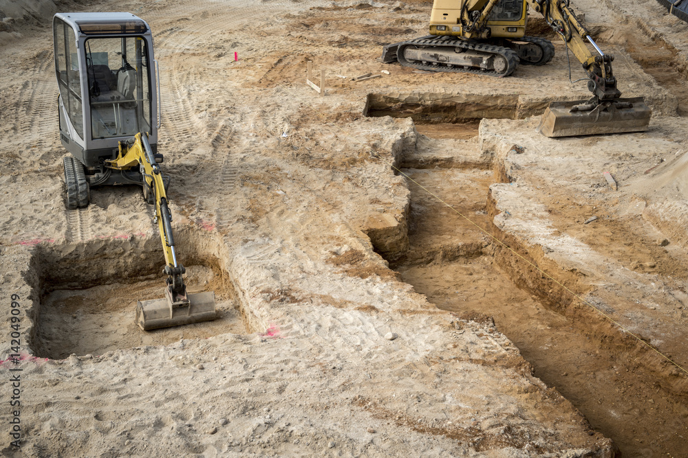 Baustelle - Bagger in Baugrube 4 Stock-Foto | Adobe Stock