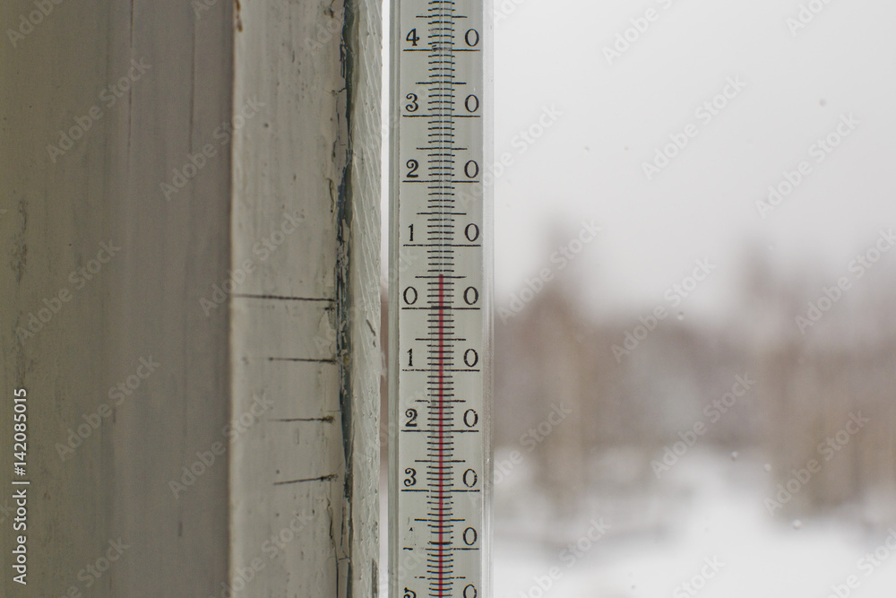 The thermometer on the street above-zero temperature, in degrees ...