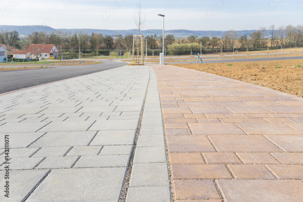 Foto de Neues Betonpflaster in einem Neubaugebiet do Stock | Adobe Stock