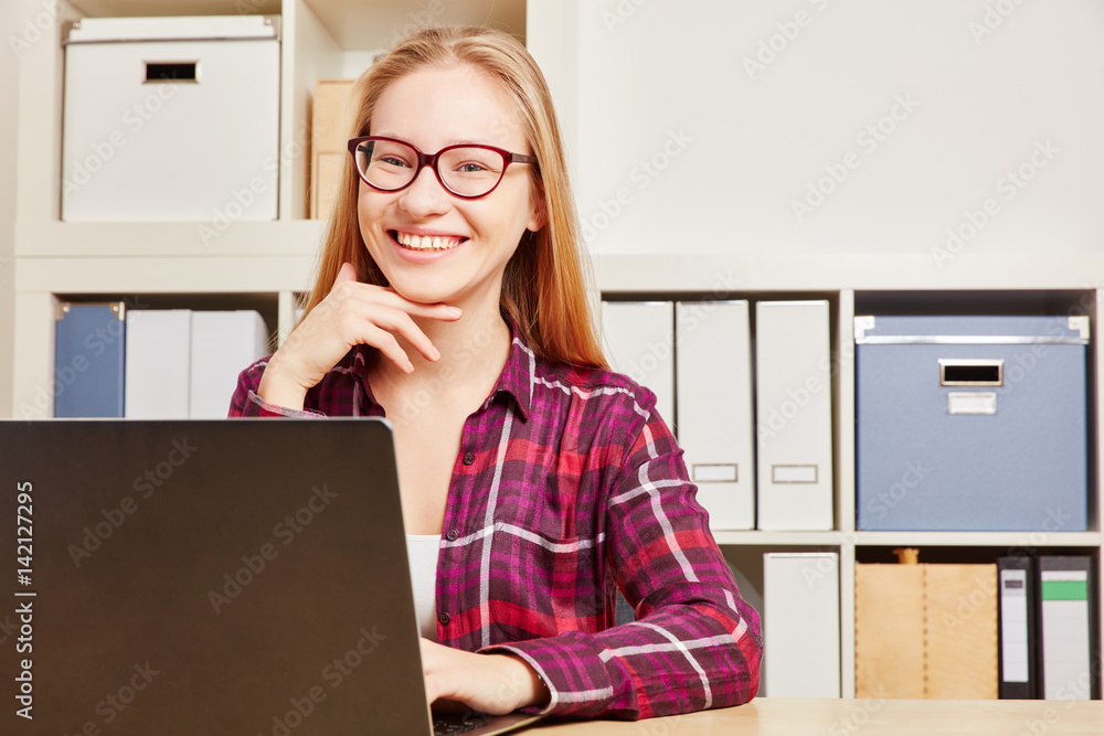 Frau im Büro am Laptop Computer Stock Photo | Adobe Stock
