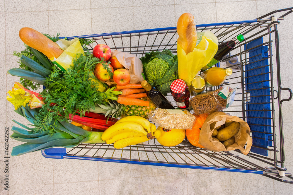 Einkaufswagen voller Einkäufe in einem Supermarkt Stock-Foto | Adobe Stock