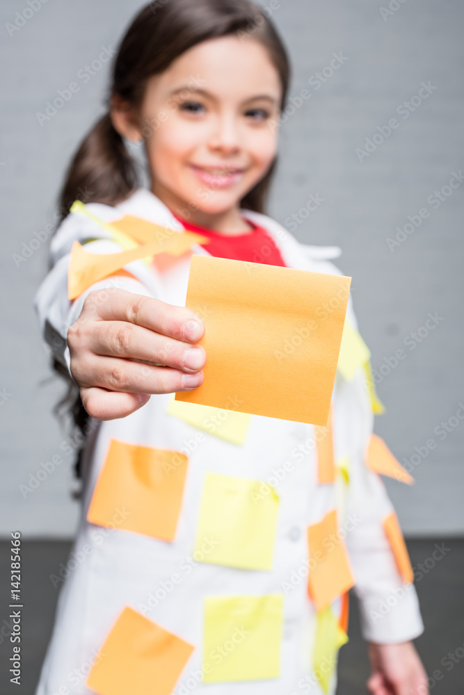 Girl holding sticky note foto de Stock | Adobe Stock