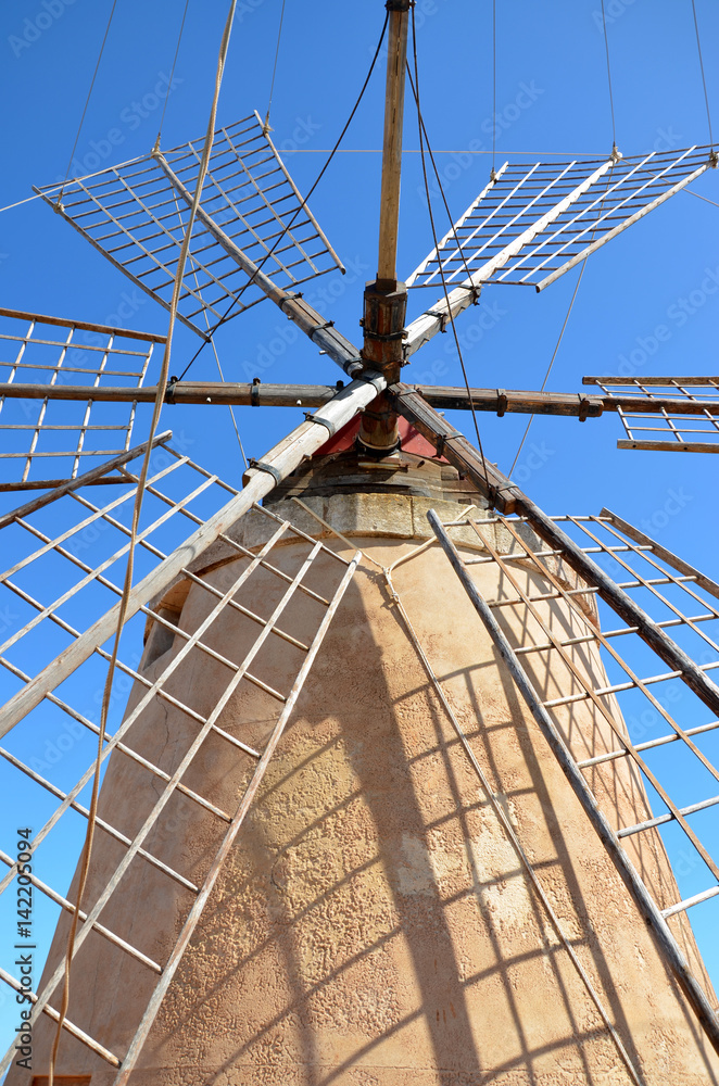 Pale del mulino a vento delle Saline Ettore e Infersa Stock Photo ...