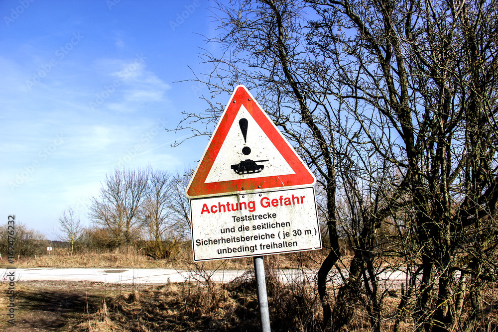 Verkehrszeichen / Warnschild mit Panzer / Stock Photo | Adobe Stock
