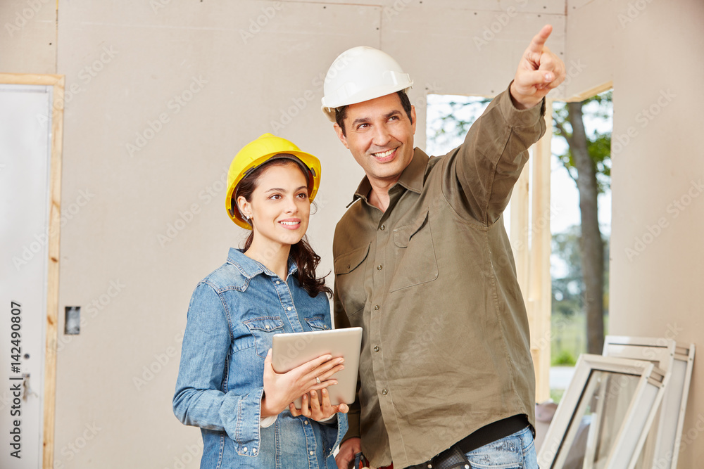 Frau als Lehrling in Handwerker Ausbildung Stock Photo | Adobe Stock