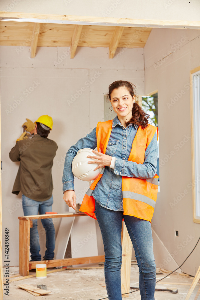 Junge Frau im Praktikum als Handwerker Stock Photo | Adobe Stock