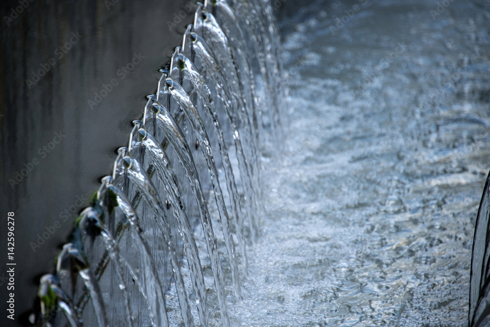 Kläranlage gereinigtes Wasser läuft in Rinne im Nachklärbecken Stock ...