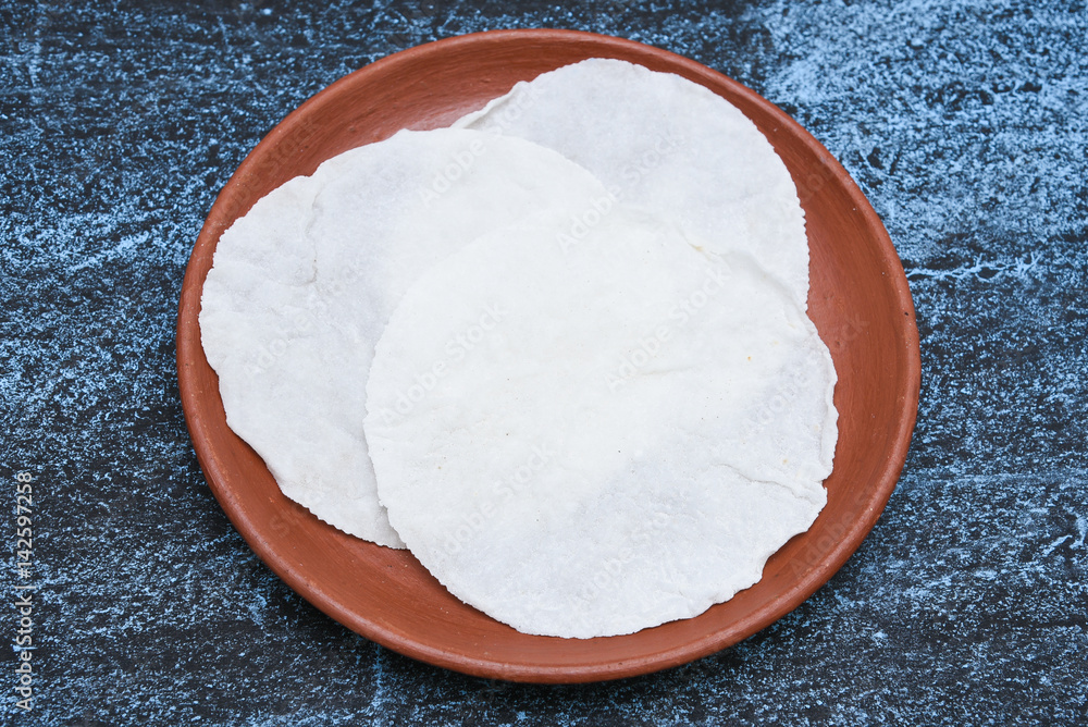 Foto de Rice pathir/Pathiri flat bread with spicy chicken curry, Kerala ...