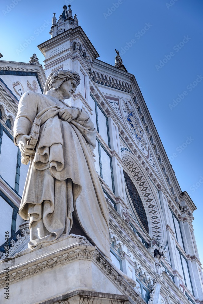 Escultura de Dante Alighieri,delante de la iglesia de la Santa Cruz en ...