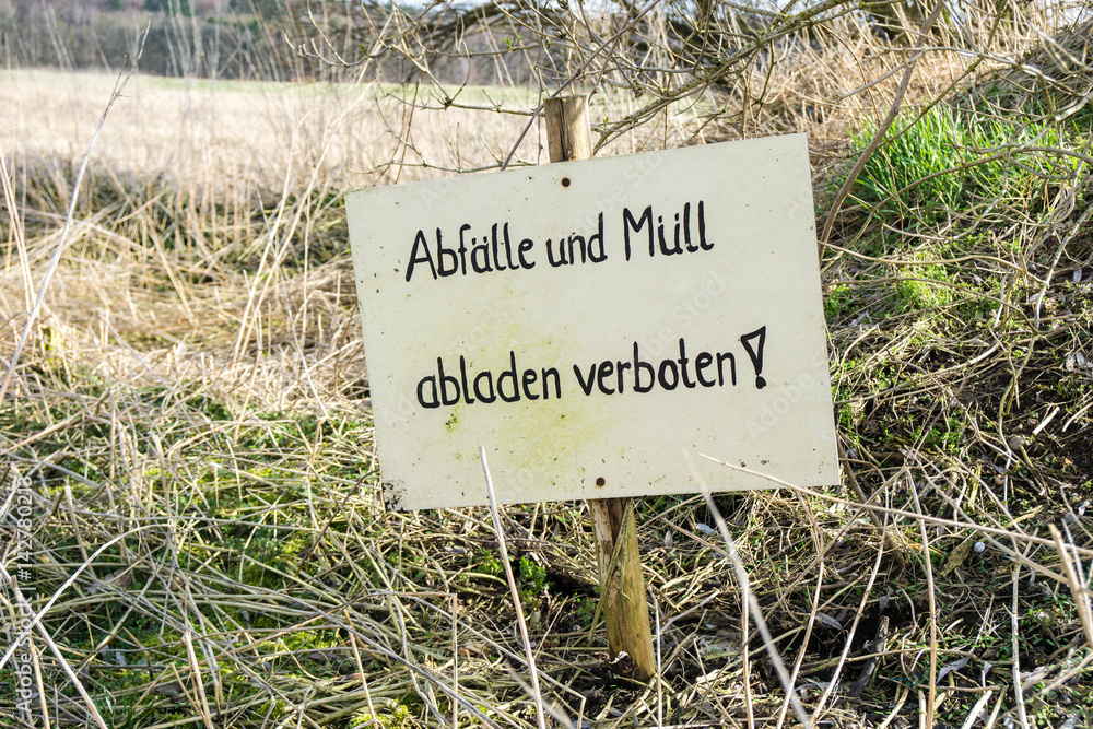 Schild Abfall und Müll abladen verboten Photos | Adobe Stock