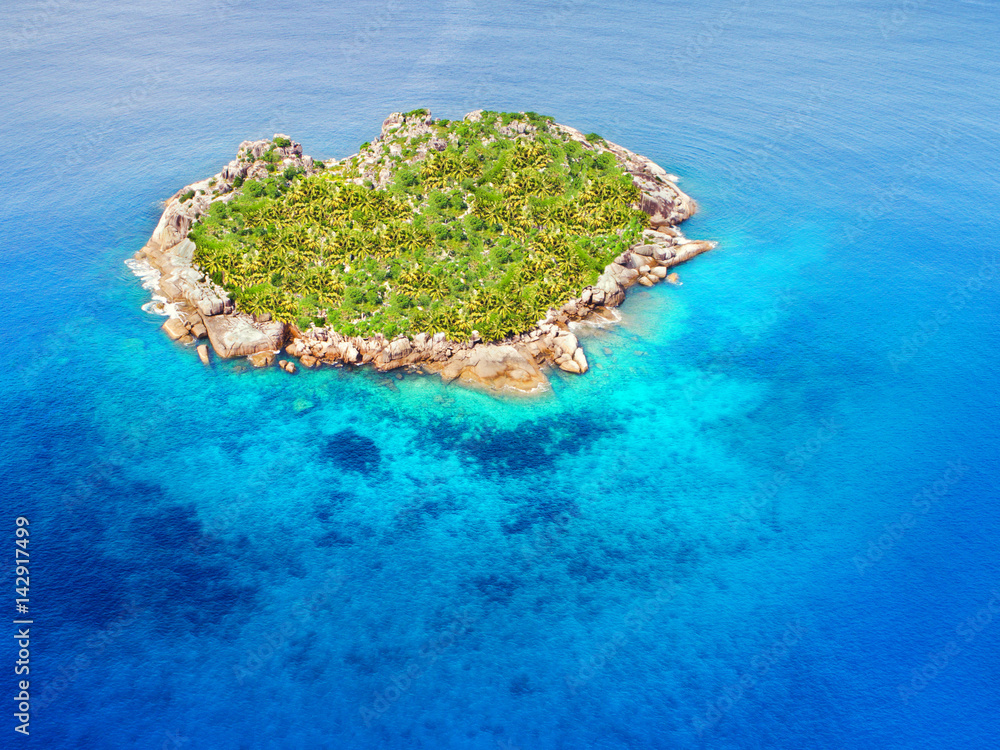 einsame Insel in Herzform im indischen Ozean Photos | Adobe Stock