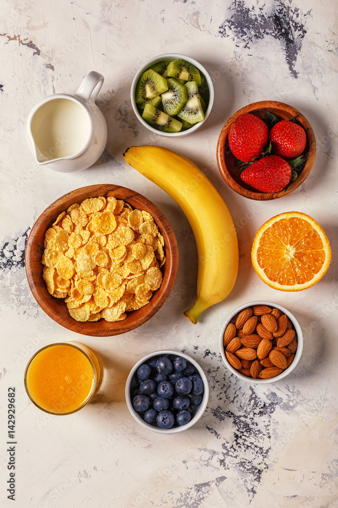 Healthy breakfast - bowl of corn flakes, berries and fruit foto de ...