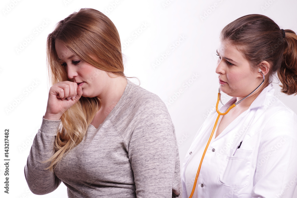 Eine Ärztin hört eine Patientin ab Stock Photo | Adobe Stock