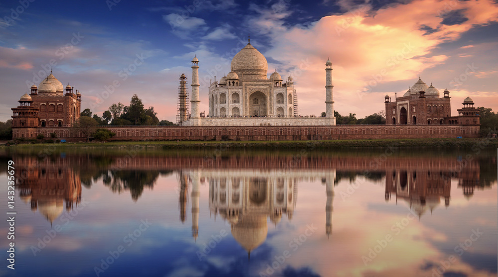 Scenic Taj Mahal sunset view from Mehtab Bagh on the banks of Yamuna ...
