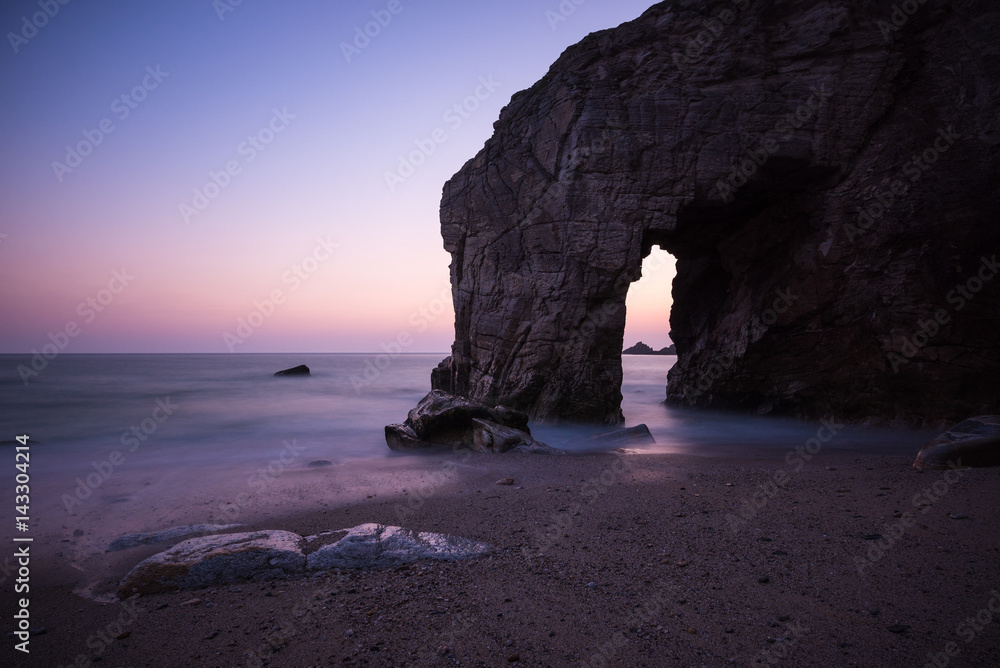 L'Arche naturelle de la plage de Port Blanc sur la Côte Sauvage de la ...