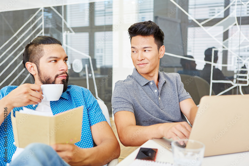 Zwei Programmierer im Start-Up Team Stock Photo | Adobe Stock