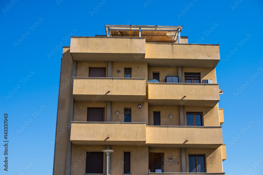 Foto Stock Palazzi popolari residenziali, centro abitato | Adobe Stock