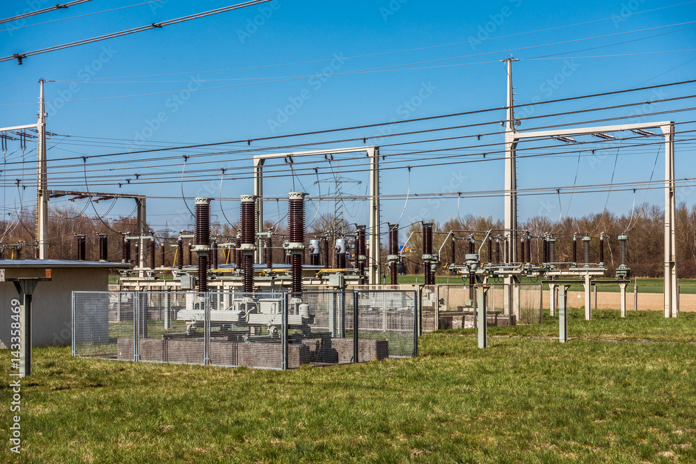 Trafos in einer Trafostation zur Weiterverteilung von Hochspannung zur ...