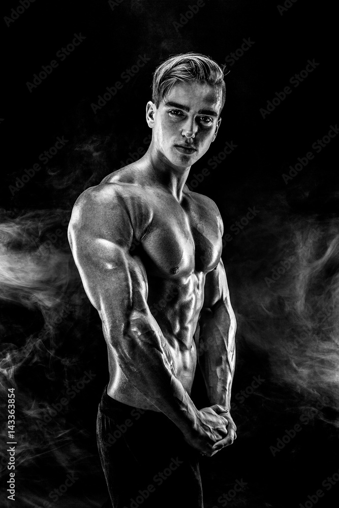 Foto de Strong Man Bodybuilder with Six Pack and perfect abs, shoulders ...