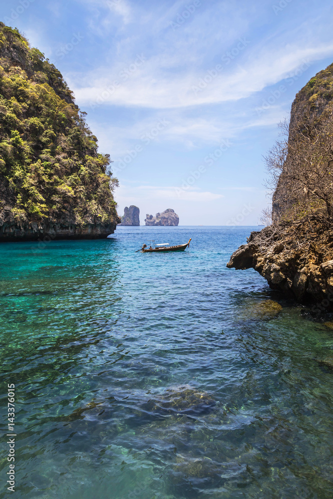 Loh samah bay famous tour blue lagoon is snorkeling point at phi phi ...