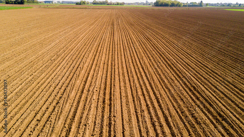 Natura e paesaggio: vista aerea di un campo, coltivazione, campo arato ...