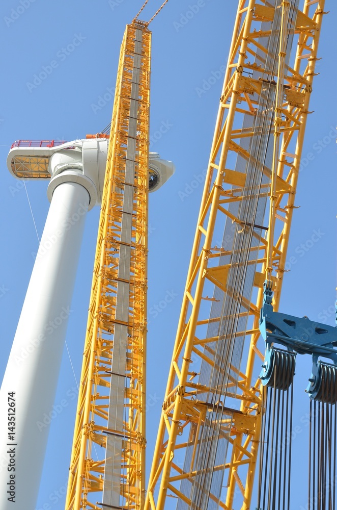 offshore wind construction (Construction d'éolienne marine) Stock Photo ...