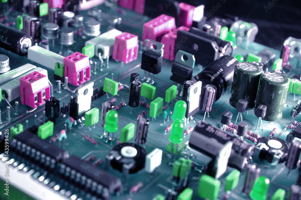Elektronikplatine! Verschiedene Bauteile auf einer Elektronik Platine ...